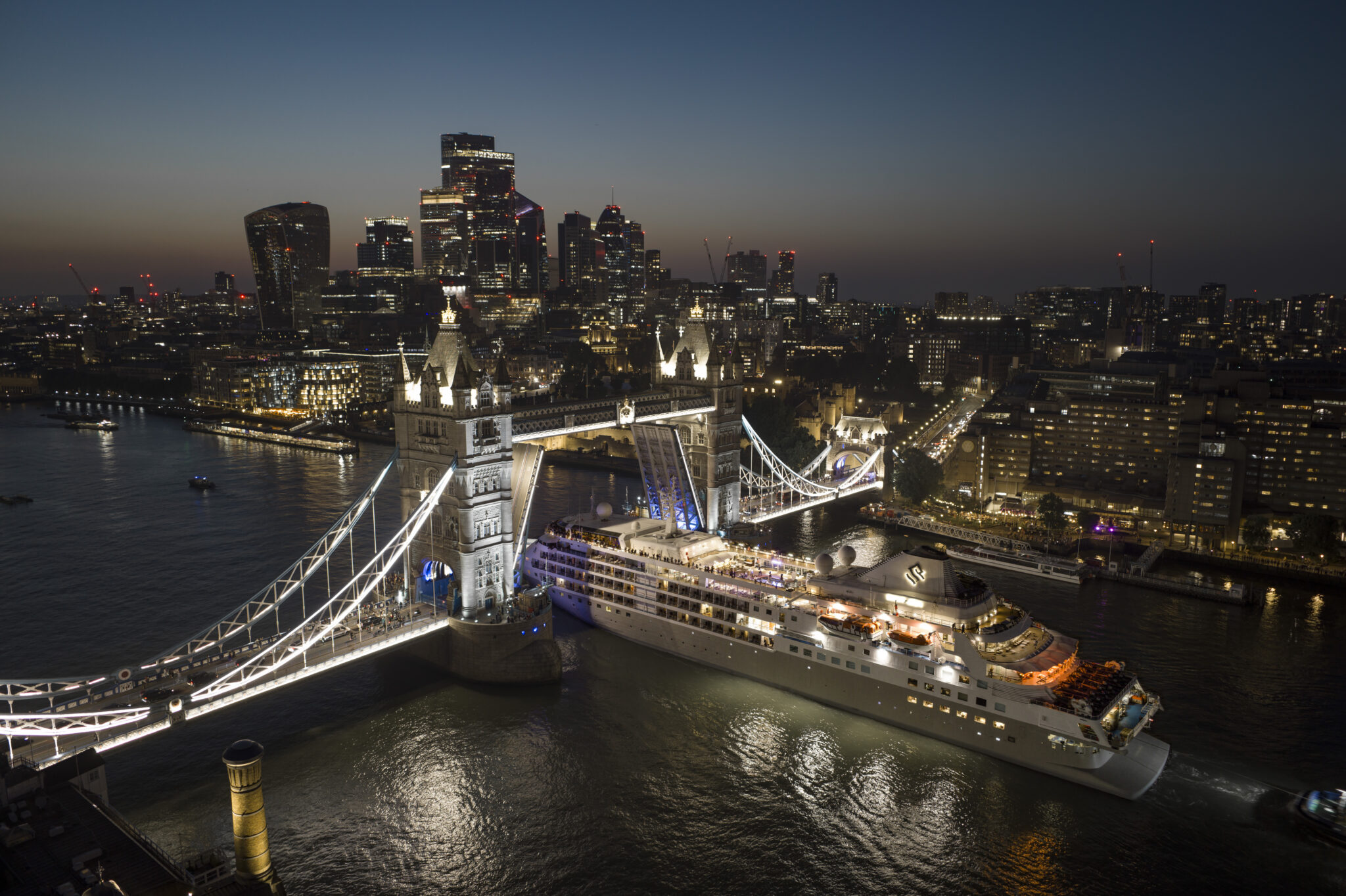 Seltene Passage: Silver Wind passiert Tower Bridge in London